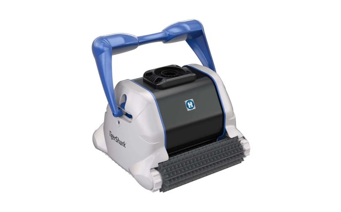 POOL360 | HAYWARD TIGERSHARK QC ROBOTIC POOL CLEANER W/ BRUSH